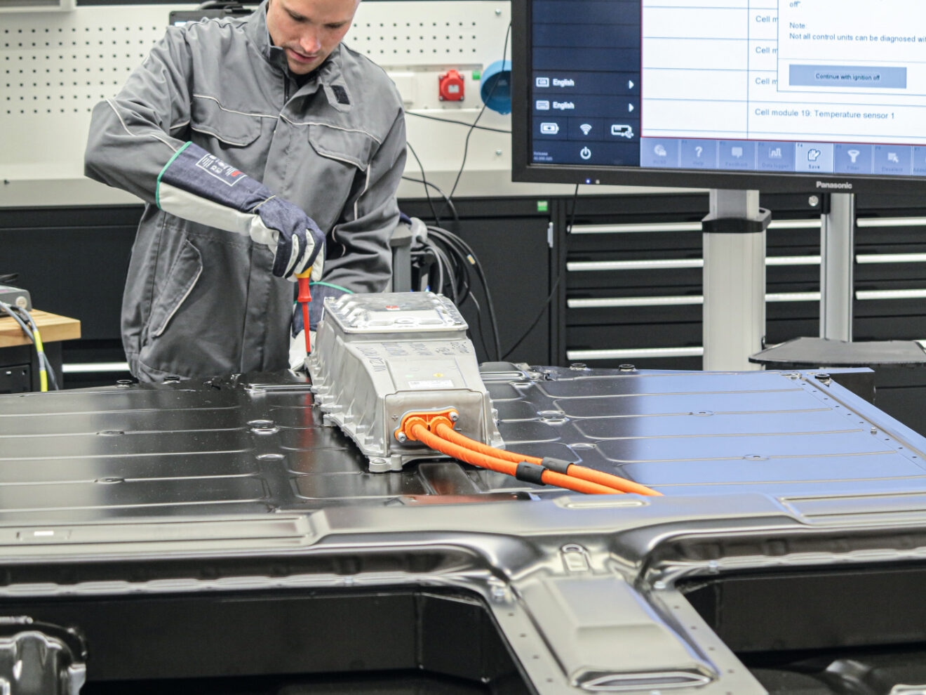 Reparatur einer Hochvoltbatterie - Krafthand