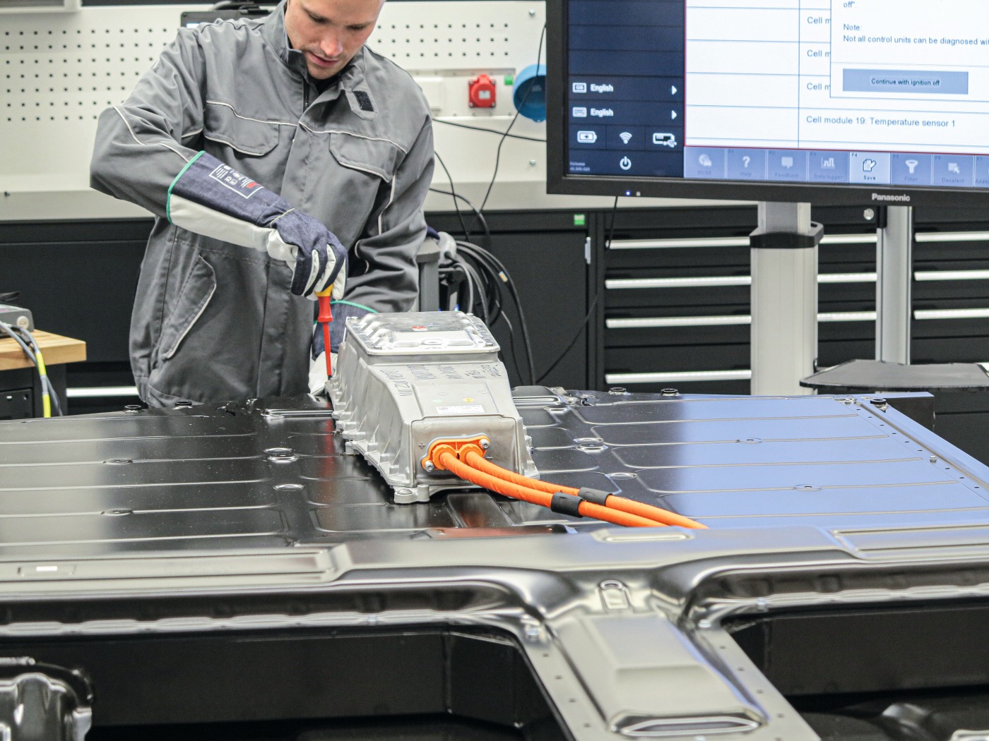 Reparatur einer Hochvoltbatterie - Krafthand