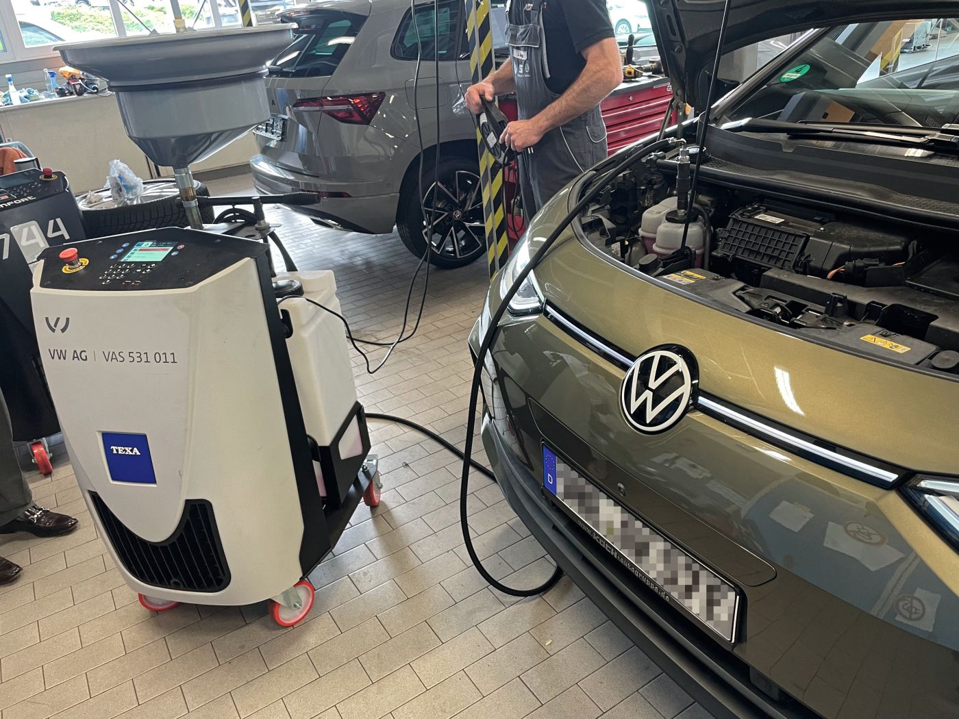 Kühlmittelwechsel bei E-Autos von VW - Krafthand