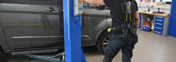 hTRIUS mit BionicBack Exoskelett - Krafthand